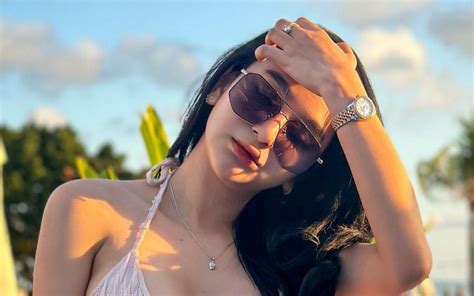 Hana Hanifah Pose Hot Pakai Bra Tali Leher di Pantai, Bikin Netizen ...