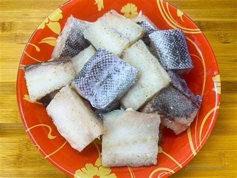 Минтай, жаренный кусочками на сковороде
