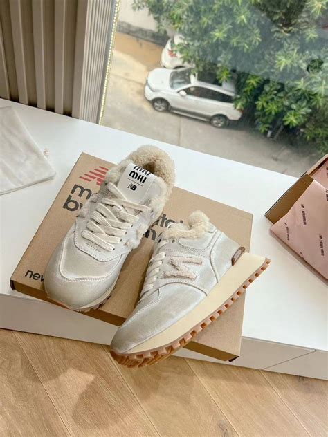 Купить Меховые кеды замшевые New Balance 574 x Miu Miu розовые