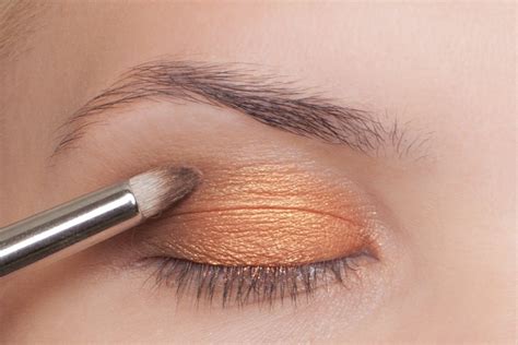 Как носить оранжевые тени: мастер-класс Clarins | Beauty Insider