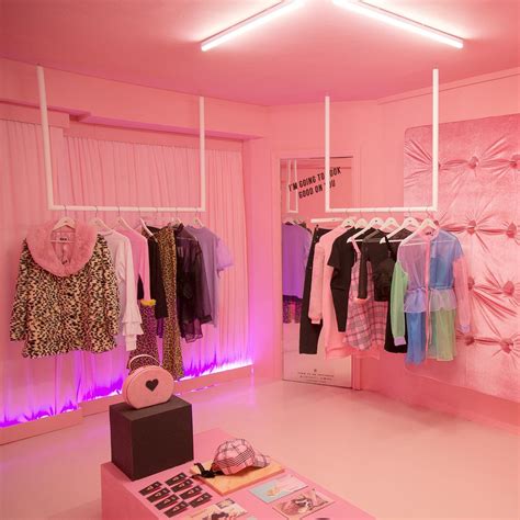 Aesthetic Clothing Stores Interior - pic-411