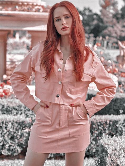 Рыжие девушки в одежде - 96 фото
