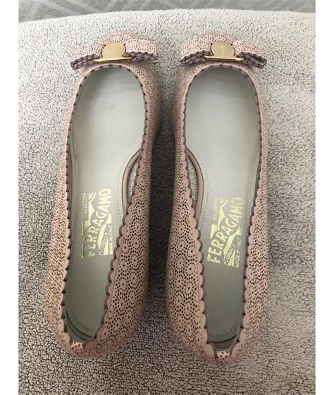 FERRAGAMO Бежевые кожаные лодочки на низком каблуке Vara для женщин ...