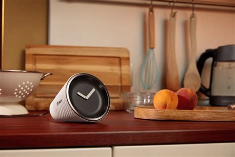 «Сбер» представил SberBox Time — колонку с механическими часами и ...