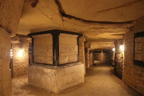 Parisian catacombs: dead remember everything - Urbex Tour