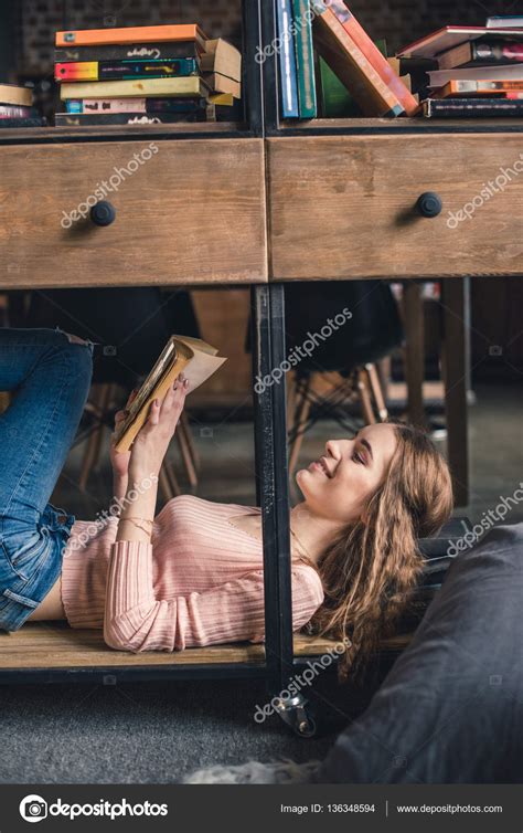 Женщина читает книгу стоковое фото ©ArturVerkhovetskiy 136348594