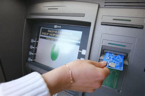 Как правильно вставлять карточку в банкомат или терминал оплаты?