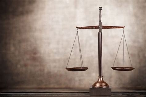Весы правосудия на столе
