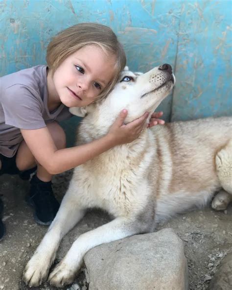 Дочь тимати алиса что с глазами. Дочка тимати алиса что со зрением