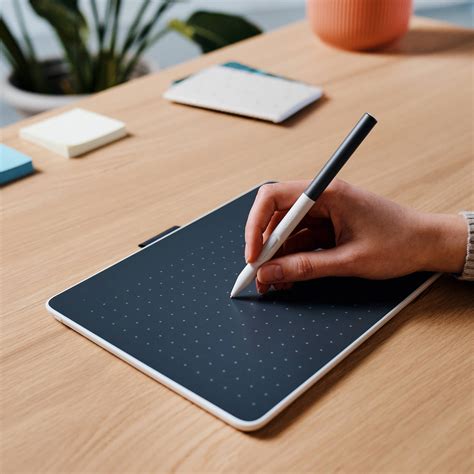 Wacom One M Bluetooth Creative Pen Tablet (White) - Wacom BD