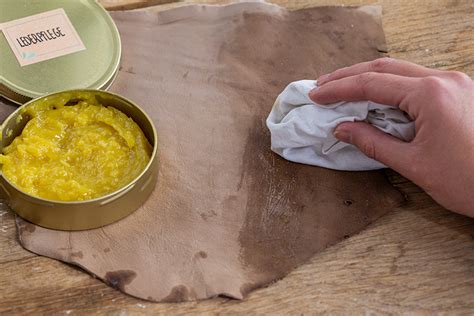 Lederpflege selber machen: Rezept mit Bienenwachs | Waschbär-Magazin