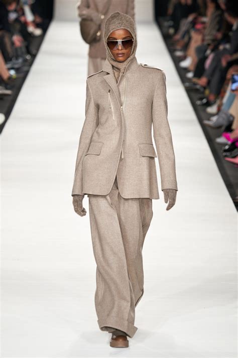 Max Mara Fall 2022 Ready-to-Wear Fashion Show | Max mara, Ready to wear ...