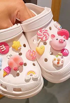 Что такое Crocs Jibbitz, и почему мир стал одержим джибитсами