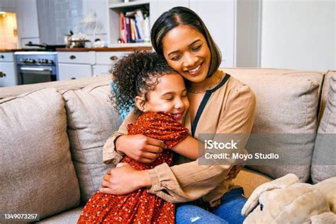 Foto Seorang Ibu Muda Yang Cantik Memeluk Putrinya Foto Stok - Unduh ...