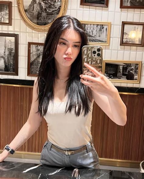 Ngaku Tak Perawan, Nita Gunawan Pamer Selfie Pakai Tanktop Bikin ...