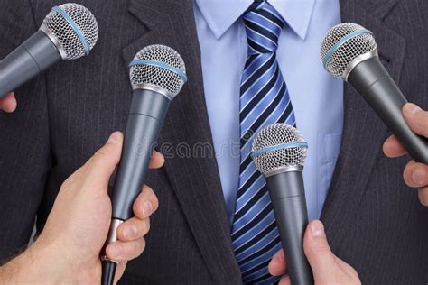 Interview mit Mikrofon stockbild. Bild von antworten - 71572355