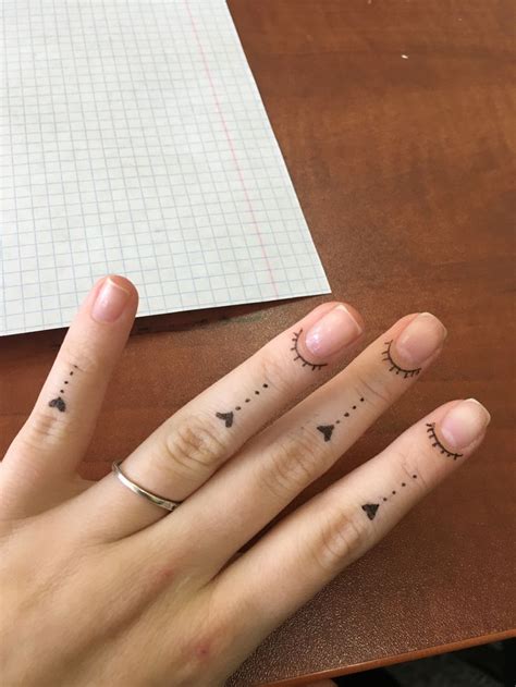 Pin by Zyz on Идеи для татуировок | Simple henna tattoo, Hand and ...