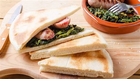 Torta al testo, la ricetta originale umbra del pane veloce in padella