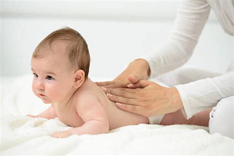 Cara Memijat Bayi yang Benar Beserta Manfaatnya