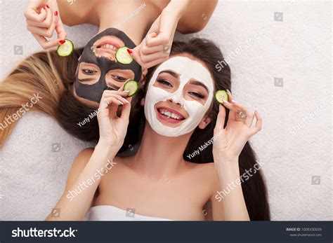Стоковая фотография 1009330039: Картина двух подруг отдыха подруг с ...