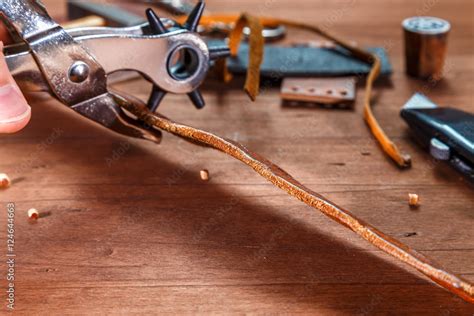 дырокол для кожаных изделий Photos | Adobe Stock