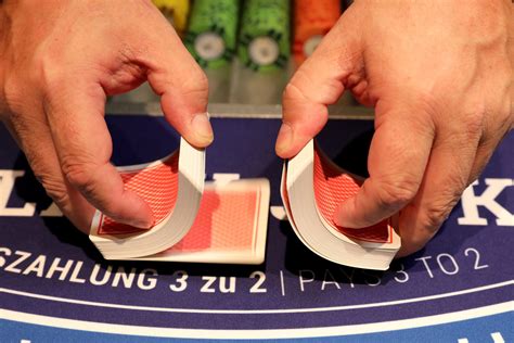 How to Play Pontoon: Rules, Cards & Strategy Tips | William Hill