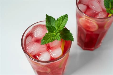 Стаканы освежающего чая со льдом из гибискуса | Бесплатно Фото