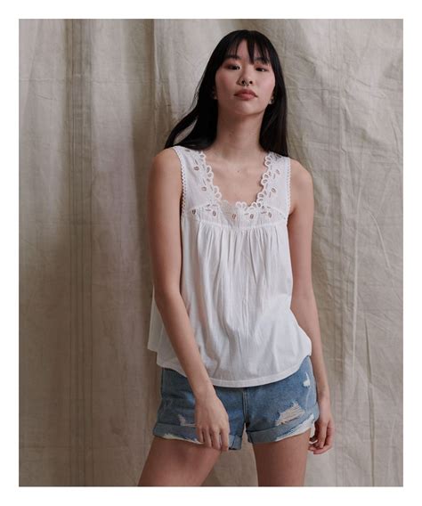 Everything you should know about types of sleeveless tops - Baggout