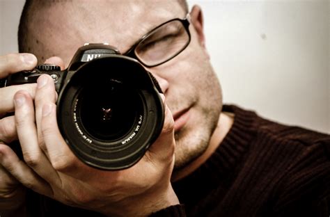 Человек Фотографирует Фото – Telegraph