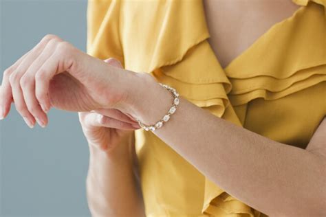 Как одной рукой застегнуть браслет на руке? Появился гениальный лайфхак ...
