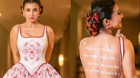 ভিন্নধর্মী পোশাকে নজর কাড়লেন মনামী