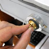 Устройство для опечатываения замочных скважин