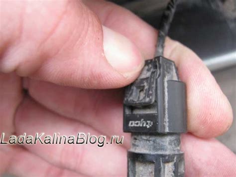 нажимаем на фиксатор штекера и тянем в сторону снятия