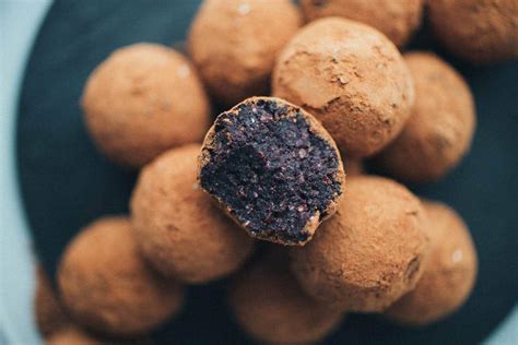 Chocolate Blueberry Energy Balls (15 Min) — VEGANE VIBES