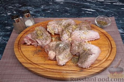 Рецепт: Картофель, запечённый с куриными крылышками в соево-томатном ...