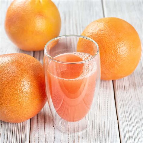 Свежевыжатый грейпфрутовый сок: польза и вред для здоровья