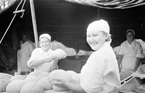 Женщины-хлебопеки гвардейской части в полевой хлебопекарне на Курской ...