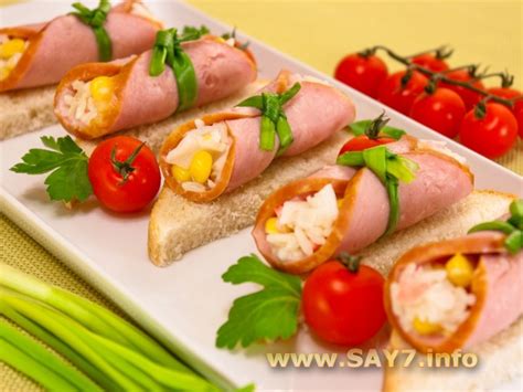 Бутерброды с рулетиками из ветчины и салатом