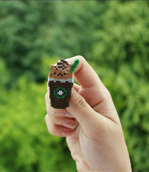 Маленький котик в стаканчике | Вышивка крестом, Значки, Шитье