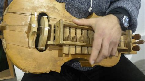 Украинский народный инструмент лира в руках мастера, который его ...