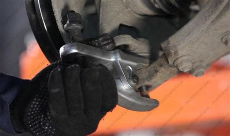 Замена передней шаровой опоры Hyundai Elantra HD