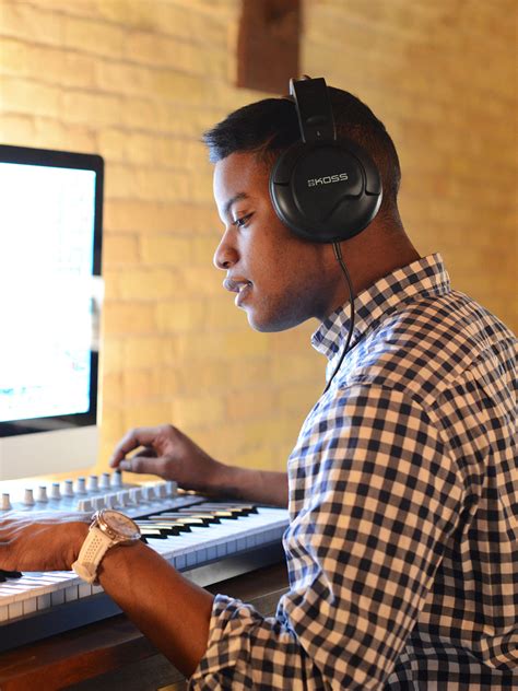 UR20 Over Ear Headphones - Koss Stereophones