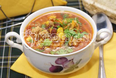 Мексиканский суп с фаршем, перчиками холопенью и мякотью помидоров ...