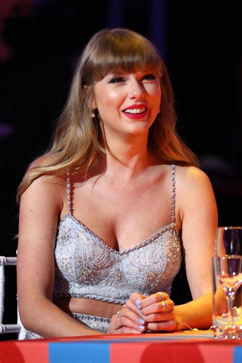 Taylor Swift : r/Celebrity_Cleavage