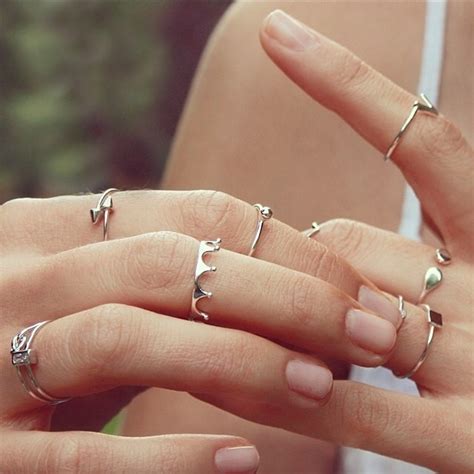 Minimalist Jewelry Is Trending: 13 Pieces to Buy and How to Style Them ...