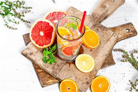 Fresh sliced fruit with mint leaves - Creative Commons Bilder
