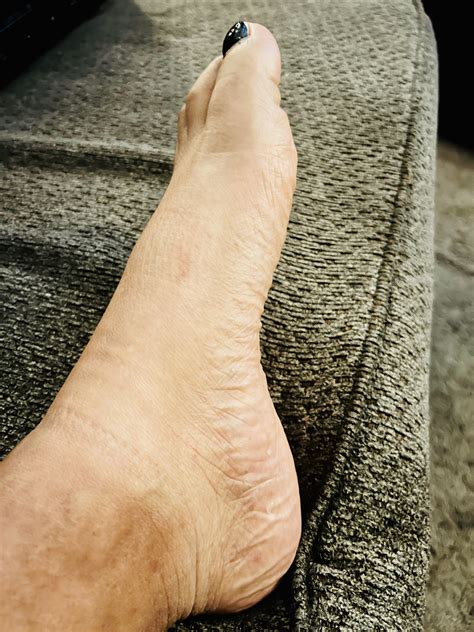 Kissable? : r/Paintedtoenailmale