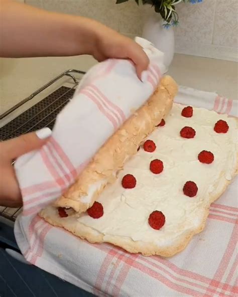 Дома вкуснее😋 on Instagram: “НЕЖНЕЙШИЙ МЕРЕНГОВЫЙ РУЛЕТ😍В кондитерских ...