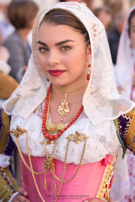 Ragazza in costume tradizionale Folk Sardo Costumes Around The World ...