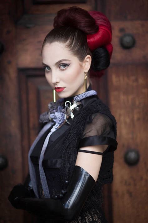 Черный латекс в фото от Emma Barrow